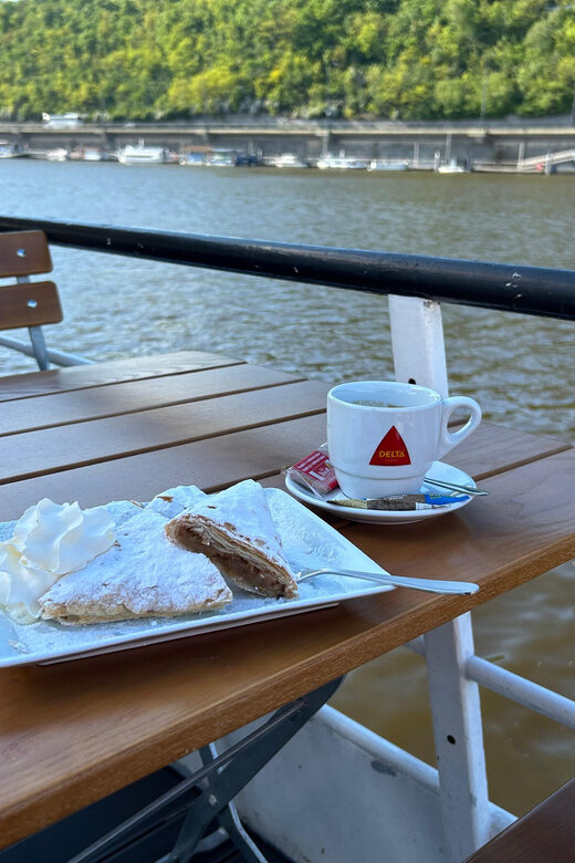 1 hour boat cruise with fragrant coffee and homemade strudel - Frequently Asked Questions