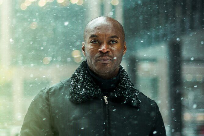 1-Hour Private Guided Photography Tour in Toronto - Exploring the Tour Itinerary: From Dundas Square to Downtown Landmarks