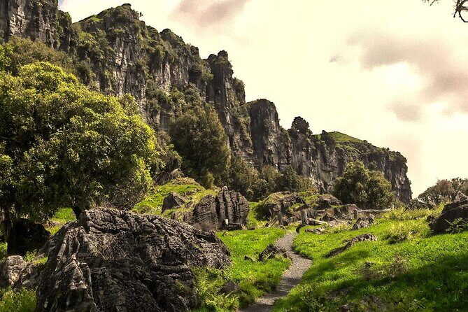 12-Hour LOTR Trollshaws & Waitomo Glowworm Tour - Suitable for Which Travelers?