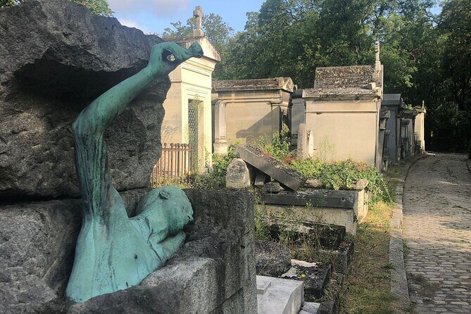 2.5 Hour Walking Tour of Père Lachaise Cemetery from Paris - The Cemetery Itself: Art and Stories in Stone