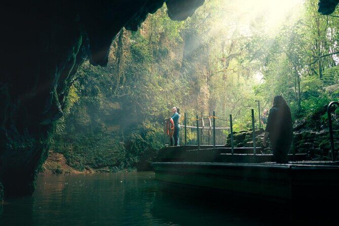 2 Day Tour Auckland to Hobbiton, Waitomo, Rotorua and Taupo - Key Points