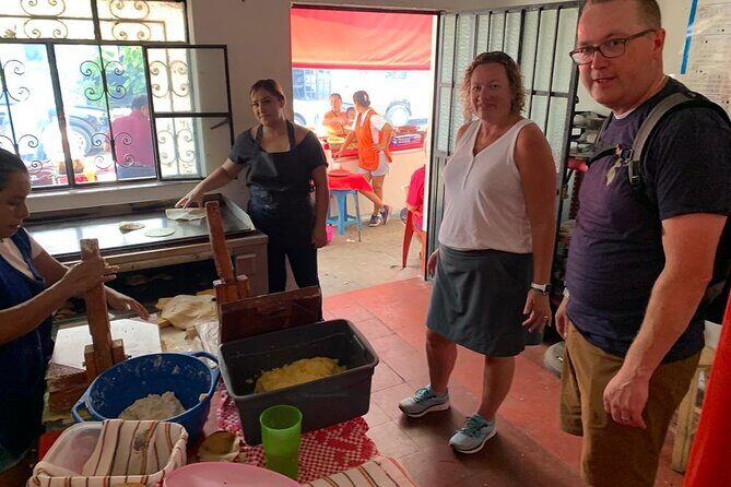 2 Hour and 30 Minutes Walking Tour in 5 De Diciembre - Who Should Consider This Tour?