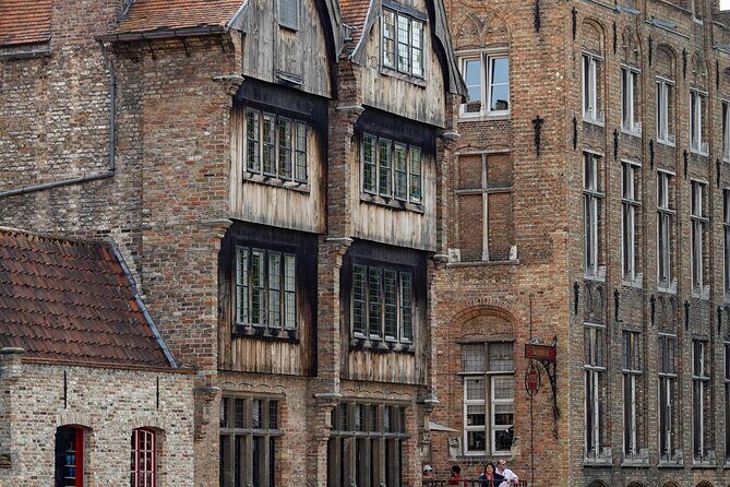 2-Hour Historical Walking Tour in Bruges with Praline Included - Praalboog Pro Patria and Bruges’ Wartime Stories