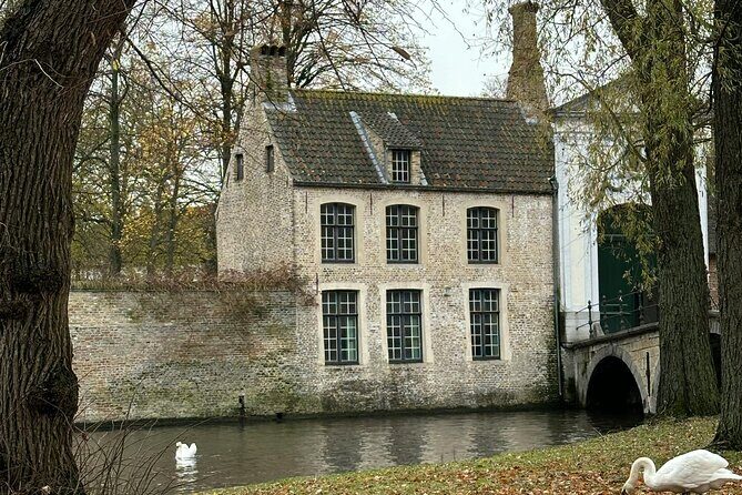 2-Hour Historical Walking Tour in Bruges with Praline Included - The Picturesque Quays and Hidden Corners