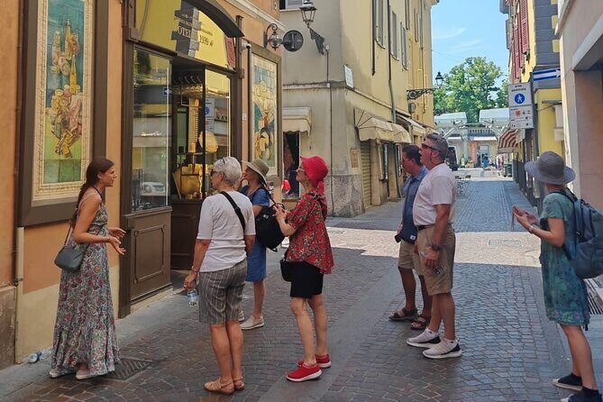 2 Hours walking tour with food stops - Key Points