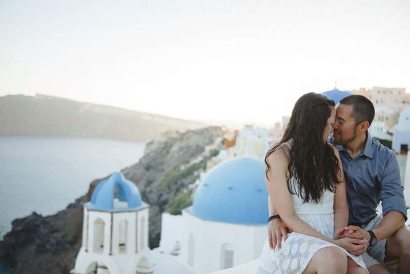 30 Photoshoot in Oia! 30 edited photos! Effortless & Fun! - The Sum Up