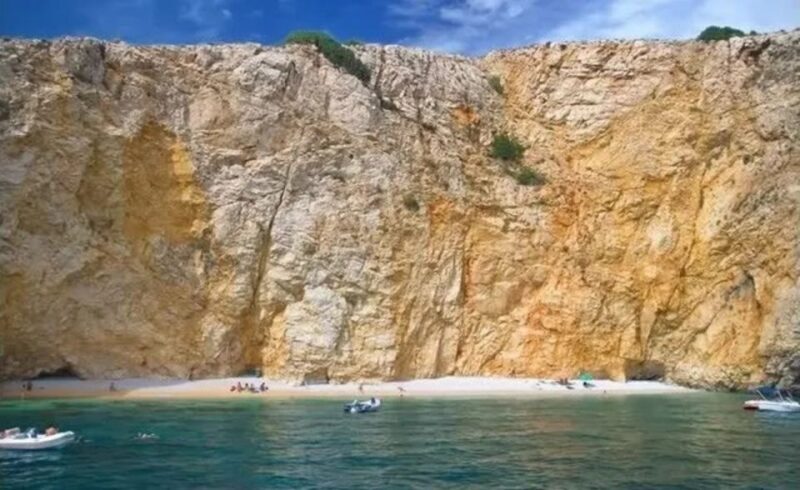 3,5h Wild Bays: Swim & Snorkel with Capt. Bobo (Public) - The Boat & Comfort