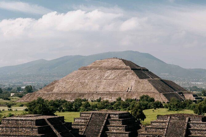 3X1 Teotihuacan, Basilica of Guadalupe, Tlatelolco and Tequila Tour - Teotihuacán: The Majestic Pyramids