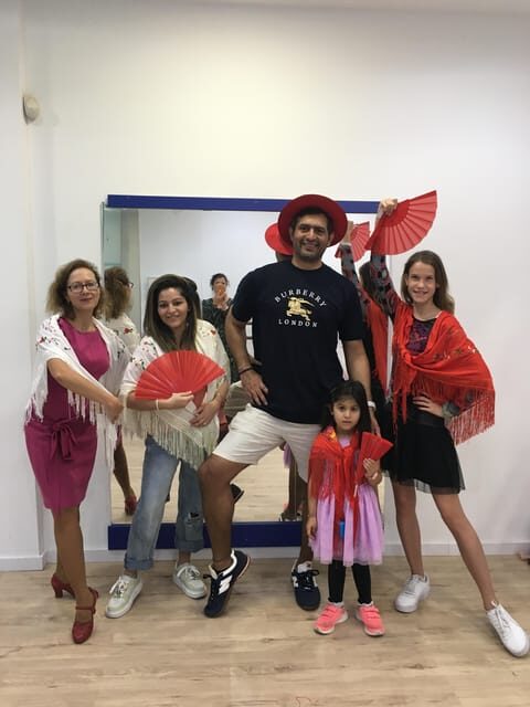 45 minutes flamenco dance class for family in Málaga - Authentic Elements and Cultural Touches
