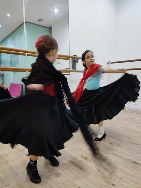 45 minutes flamenco dance class for family in Málaga - The Sum Up