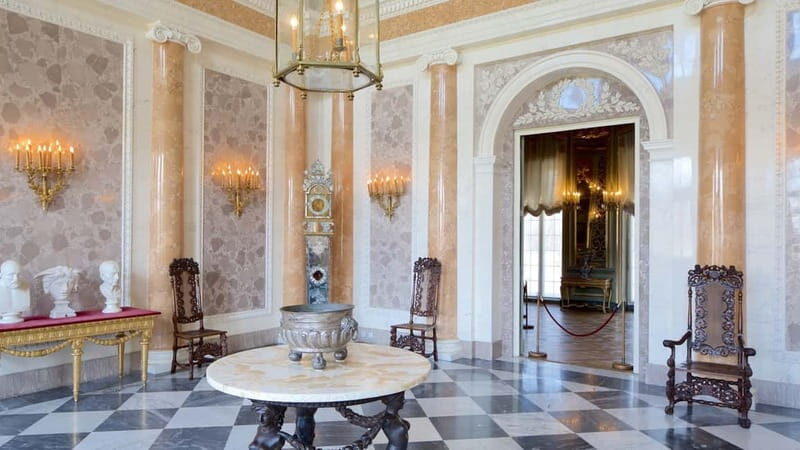 5-hour: Royal Castle, Old Town, Wilanow Palace /inc.Pick-up/ - The Royal Route: A Thriving Cultural Corridor