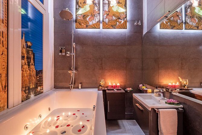 60 min Couple's Massage to choose and 30 min Floral Bath at THAI SPA MASSAGE - What to Expect at Thai Spa Massage Barcelona
