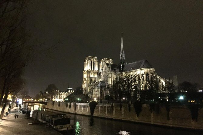 A City of Shadows: Dark Tales of Paris by Night - A City of Shadows: Dark Tales of Paris by Night