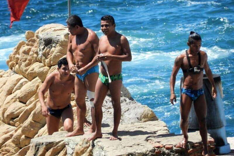 -Acapulco: Cliff Divers at La Quebrada with Lunch and Drinks - Key Points