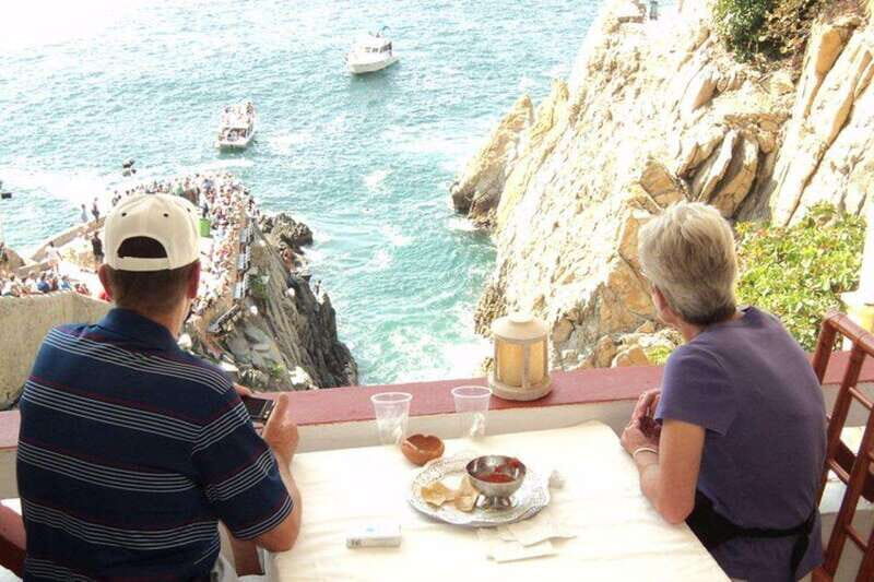 -Acapulco: Cliff Divers at La Quebrada with Lunch and Drinks - Shopping at Mercado de Artesanias