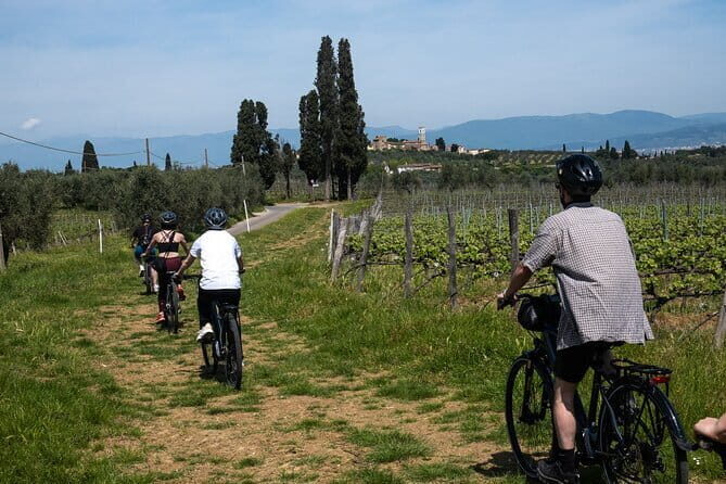 Active Full Day Tuscan Bike Tour With Wine Tasting and Lunch - Transportation, Group Size, and Practicalities