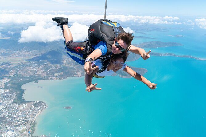 Airlie Beach Tandem Skydive Over the Whitsunday Islands - Airlie Beach Tandem Skydive Over the Whitsunday Islands: A Thrilling Perspective on Paradise