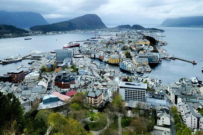 Ålesund Two Hour Walking City Tour - Key Points