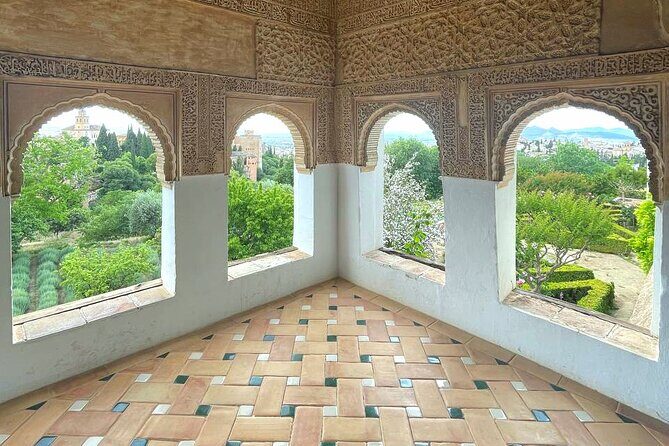 Alhambra and Nasrid Palaces Guided Tour with Tickets - The Group Dynamic and Atmosphere