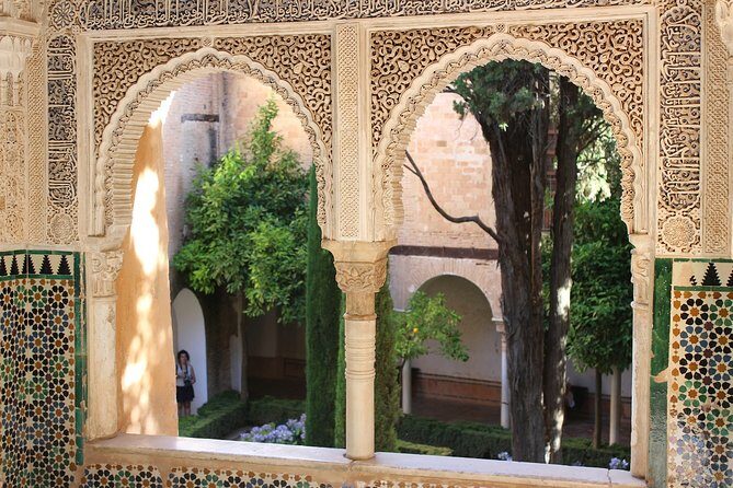 Alhambra & Generalife Skip the Line Premium Tour including Nasrid Palaces - The Experience in Detail