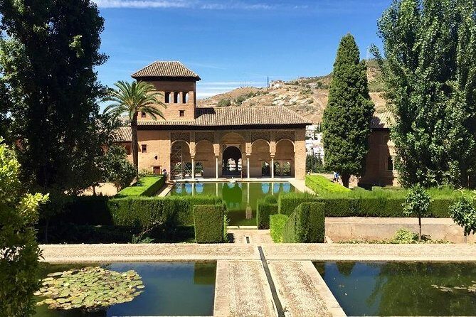 Alhambra, Nasrid Palaces and Generalife Private Tour from Malaga - What to Expect in Practice