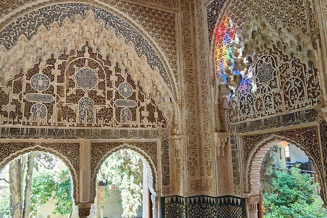Alhambra Private Tour with Tickets to the Nasrid Palaces - Key Points
