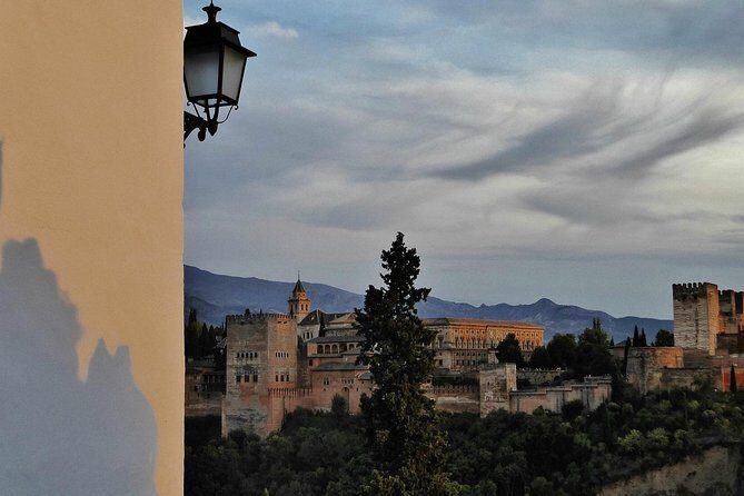 Alhambra Sunset Tour: Generalife, Alcazaba & Albaicín - Key Points