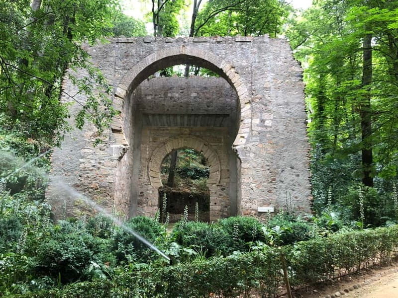 Alhambra Surroundings: History, Architecture and Legends - Key Points