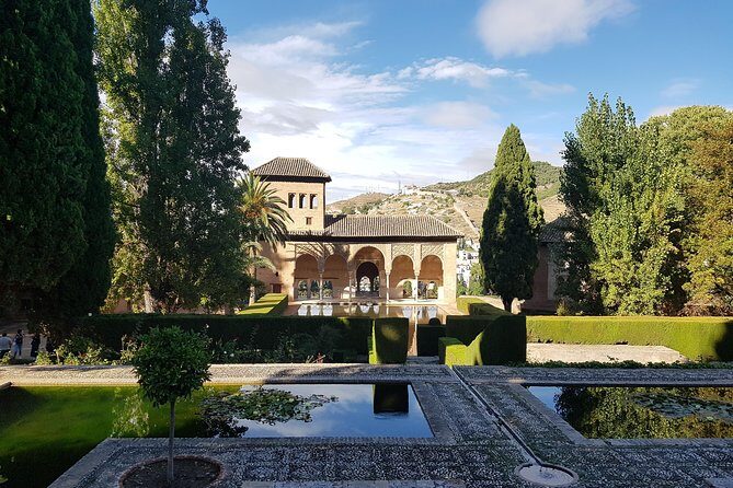 Alhambra Tour :Generalife Gardens ,Palaces and towers.Skiptheline - Discover the Magic of Granada’s Alhambra with a Guided Tour