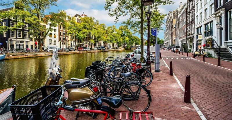 Amsterdam: 3-Hour Private Bike Tour of the City Center - The Sum Up