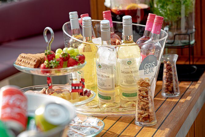 Amsterdam canal cruise in open boat  Guided tour - Analyzing the Value