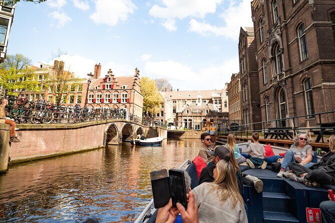 Amsterdam Canal Cruise with Live Guide and Two Drinks - Why This Tour Works Well