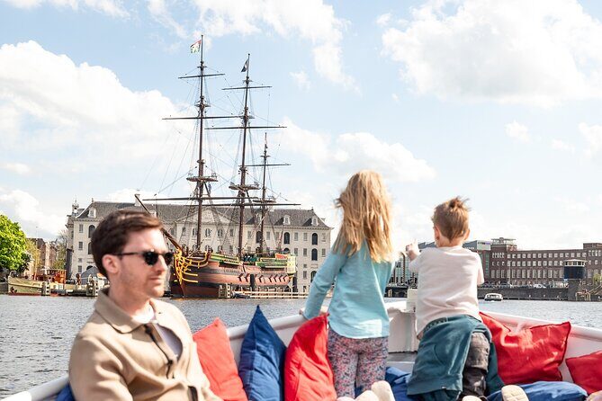 Amsterdam Canal Cruise with Live Guide and Two Drinks - FAQ