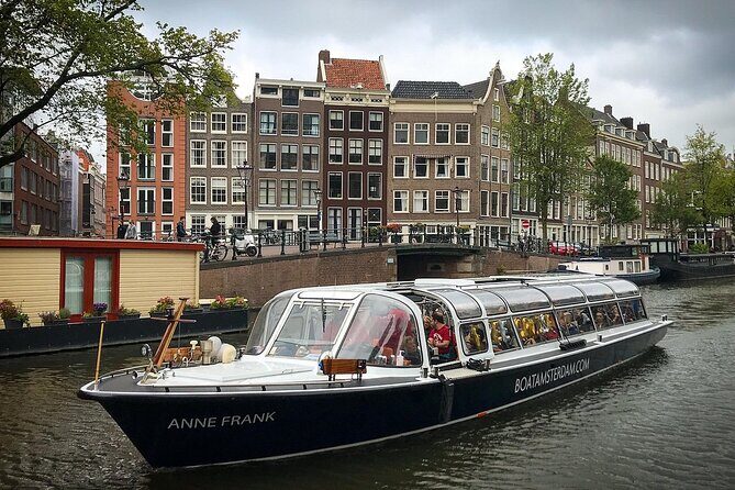 Amsterdam Classic Canal Cruise with Live Guide and Two Drinks - Key Points