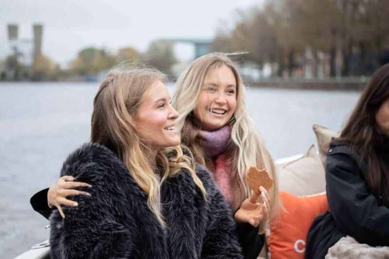 Amsterdam: Evening Lights Cruise incl. Cocktail & Waffle - Who Is This Experience Perfect For?