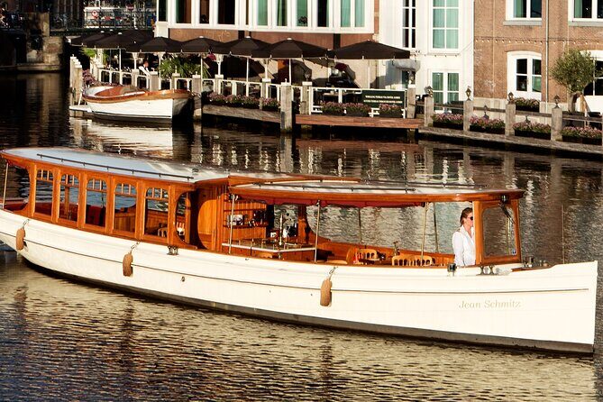 Amsterdam: Exclusive Dinner Canal Cruise - Service and Crew