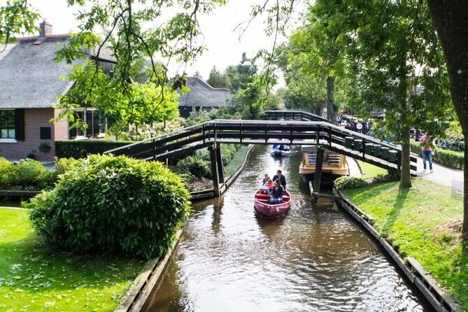 Amsterdam: Giethoorn Tour Scenic Cruise, Cheese & Free Time - The Heart of the Experience: Giethoorn’s Canal Cruise