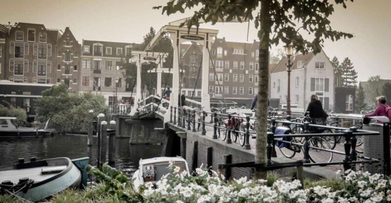 Amsterdam: Guided City Bike Tour in French - Key Points