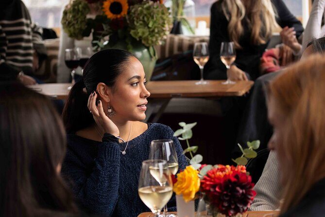 Amsterdam: Luxury Saloon Boat Cruise with Cocktails & Waffle - What Makes This Canal Cruise Stand Out