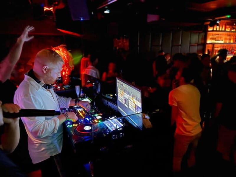 Amsterdam: New Year's Eve Pub Crawl Party and VIP Club Entry - What the Tour Promises