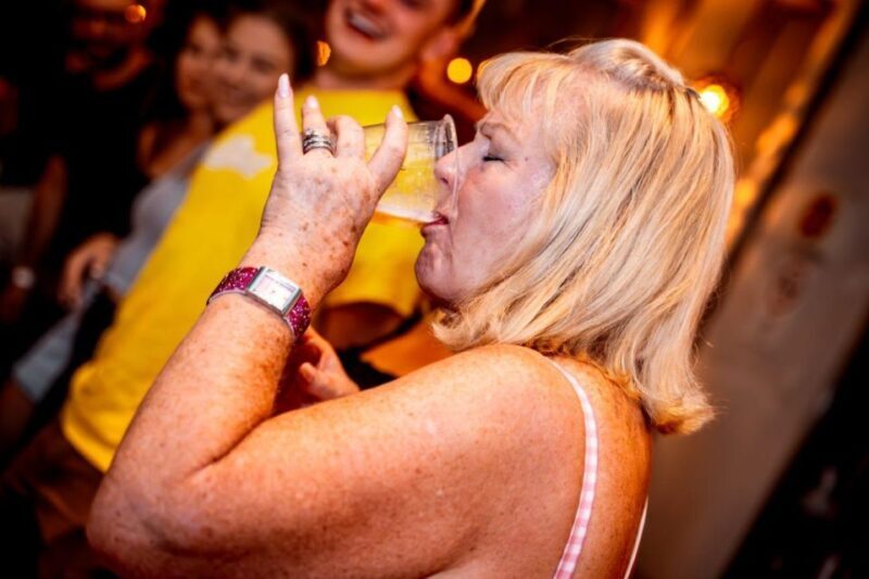 Amsterdam: Original Pub Crawl Party with VIP Entrance - Guides and Customer Experience