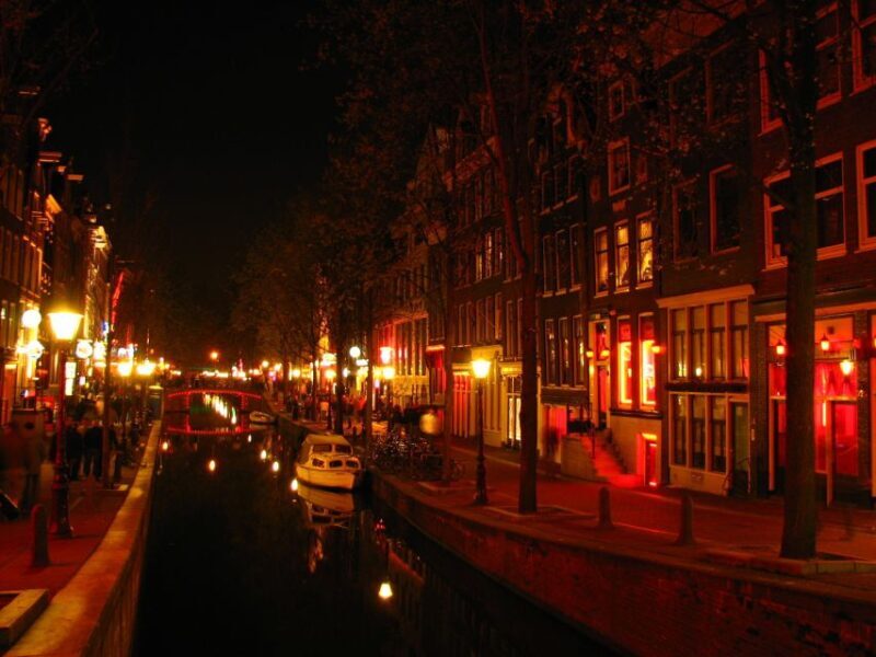 Amsterdam: Private Red Light District and Food Tour - Walking Through the Red Light District and Beyond