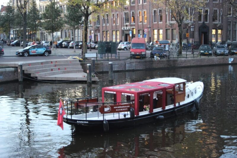 Amsterdam: Small-Group Canal Cruise incl. Drinks and Snacks - Key Points