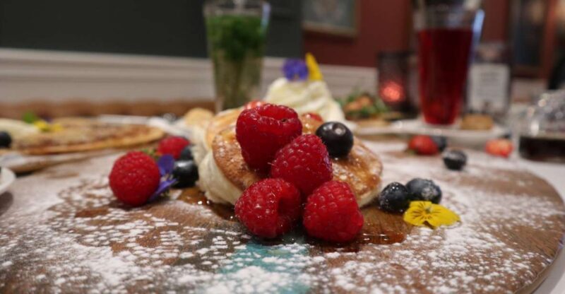 Amsterdam: Walking Tour with Dutch Pancake Lunch - Key Points