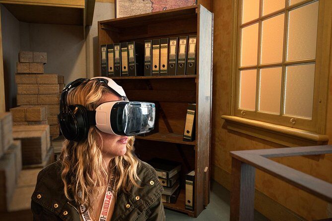 Anne Frank's Last Walk & See Anne Frank House in Virtual Reality - Statute of Anne Frank