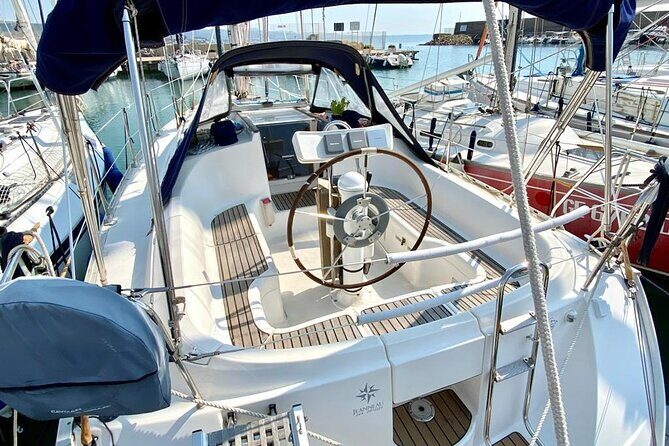 Aperitif at sunset on a sailboat - Key Points