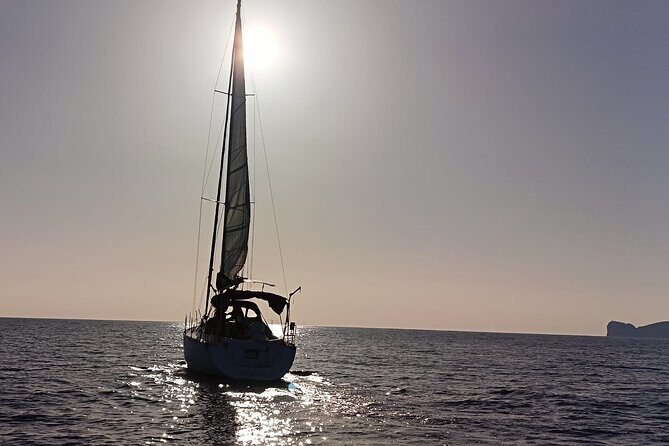 Aperitif at sunset on a sailboat - The Sum Up