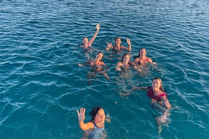 Aperitif at sunset on a sailboat - FAQs