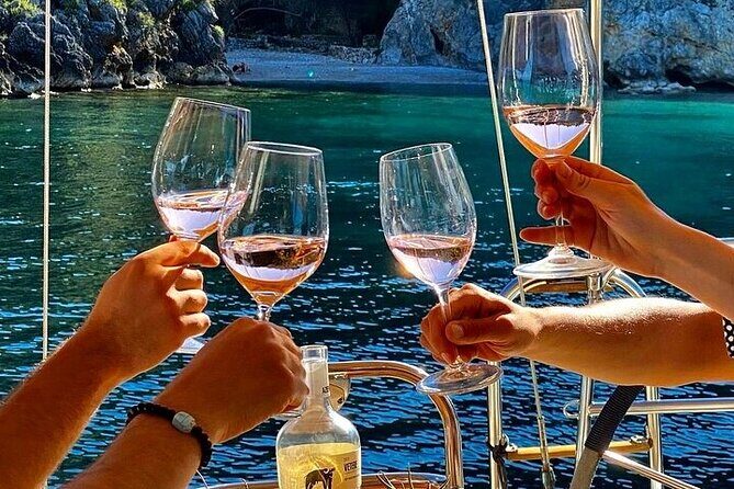 Aperitif on a boat at sunset in Palinuro - Key Points