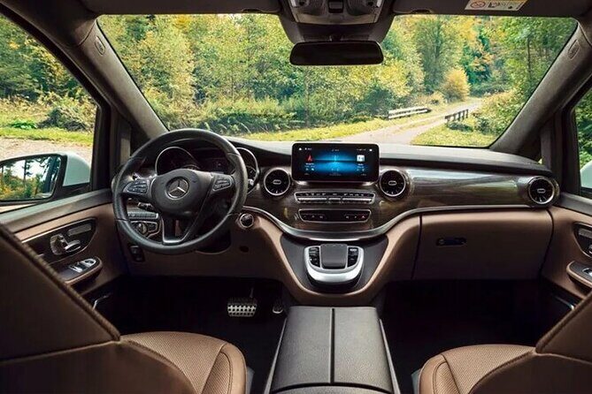 Arrival Private Transfer from Vienna Airport VIE to Vienna City by Luxury Van - The Sum Up